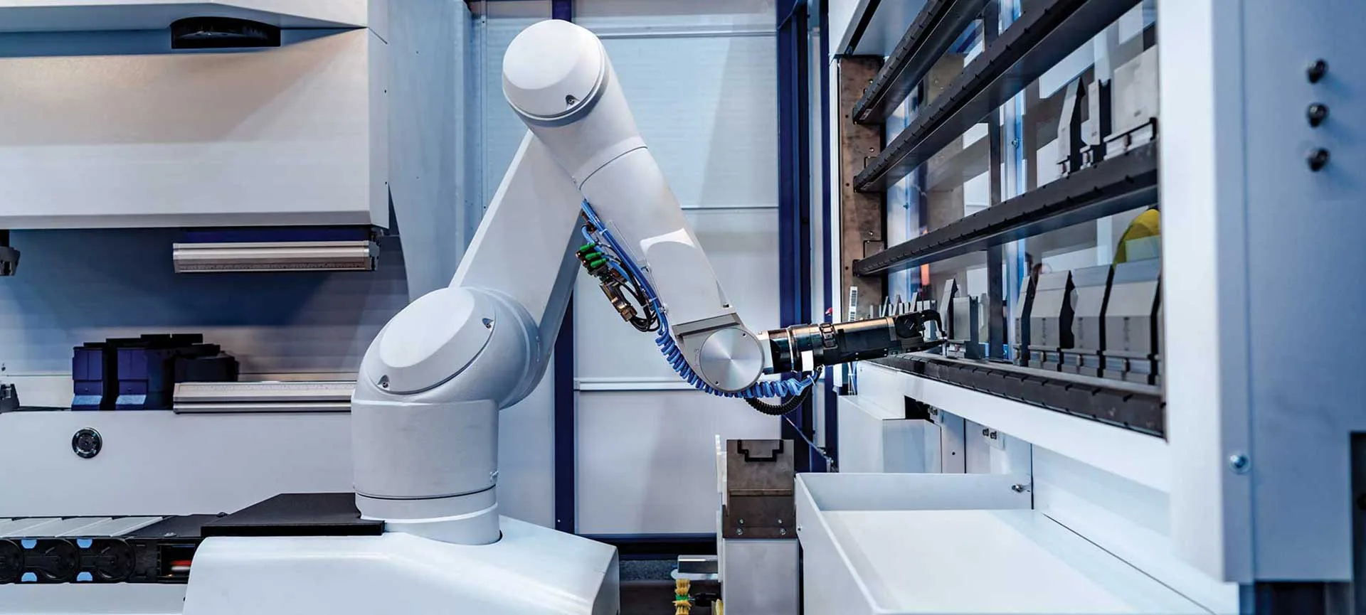 Colour Sensing Robot - Produzione filtri industriali Milano - MGT S.r.l.